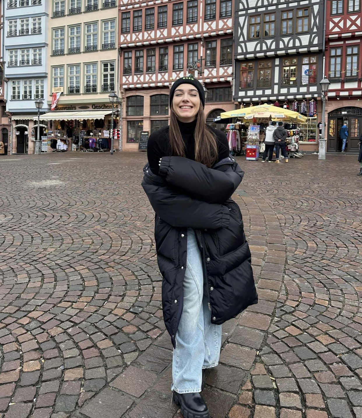 Jonida Vokshi ju frymëzon si të vishni të zezën dhe si të pozoni pa ...