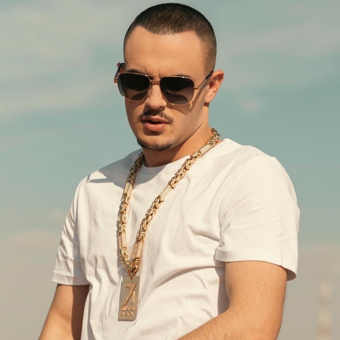 S'ka romantikë?! Don Xhoni "çmend" rrjetin, kush është vajza pranë tij ...